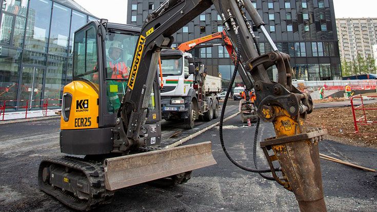 Mini-pelle électrique : quels avantages pour votre chantier ? - Kiloutou